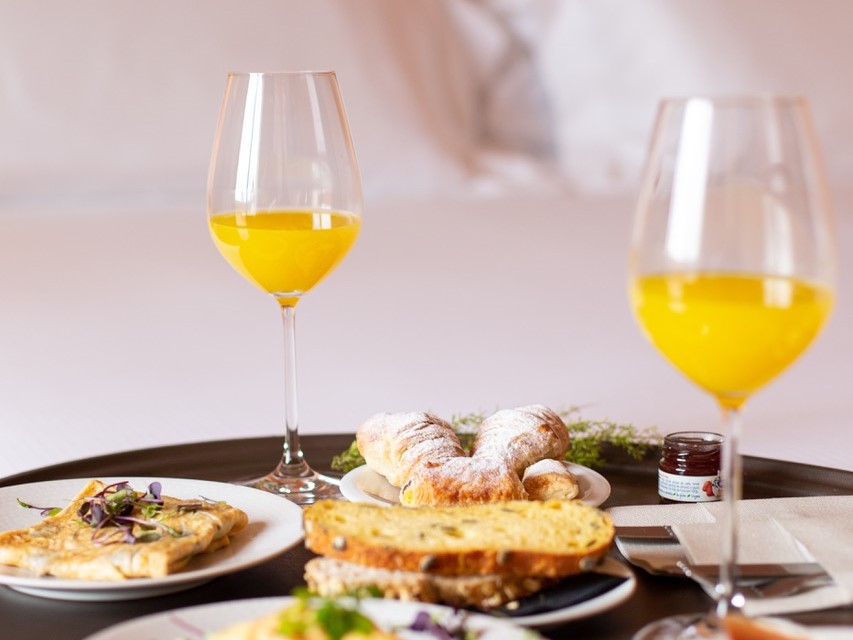 In-Room Dining Software: Enhancing Guest Satisfaction & Streamlin